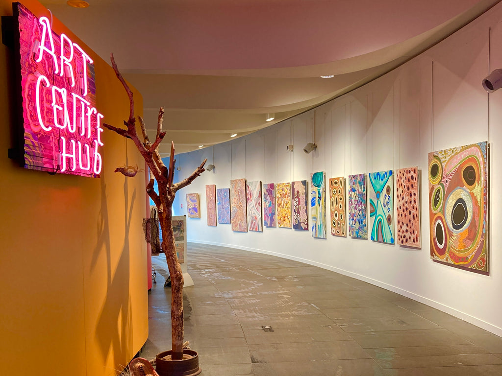 Photos de l'exposition "Songlines. Centres d'art du désert australien ...